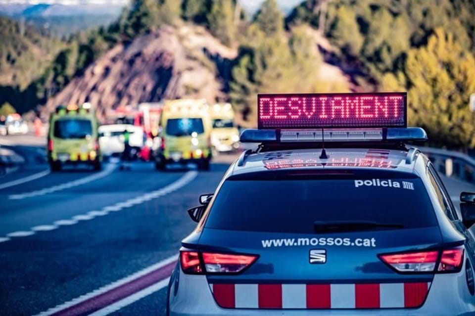 AP-7 Lane Reopens After Lorry Fire - Barna.News